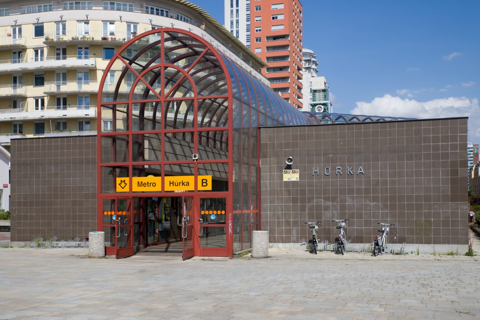 Rekonstrukce prosklených konstrukcí stanic metra Lužiny a Hůrka | Praha 13