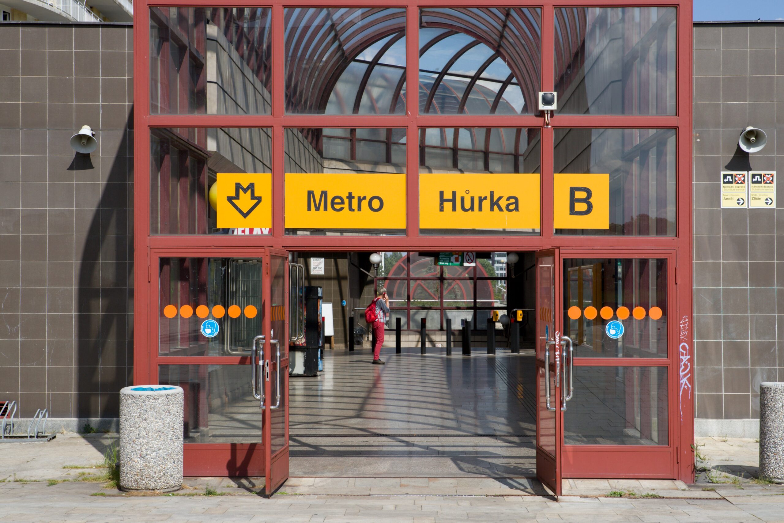 Rekonstrukce prosklených konstrukcí stanic metra Lužiny a Hůrka | Praha 13